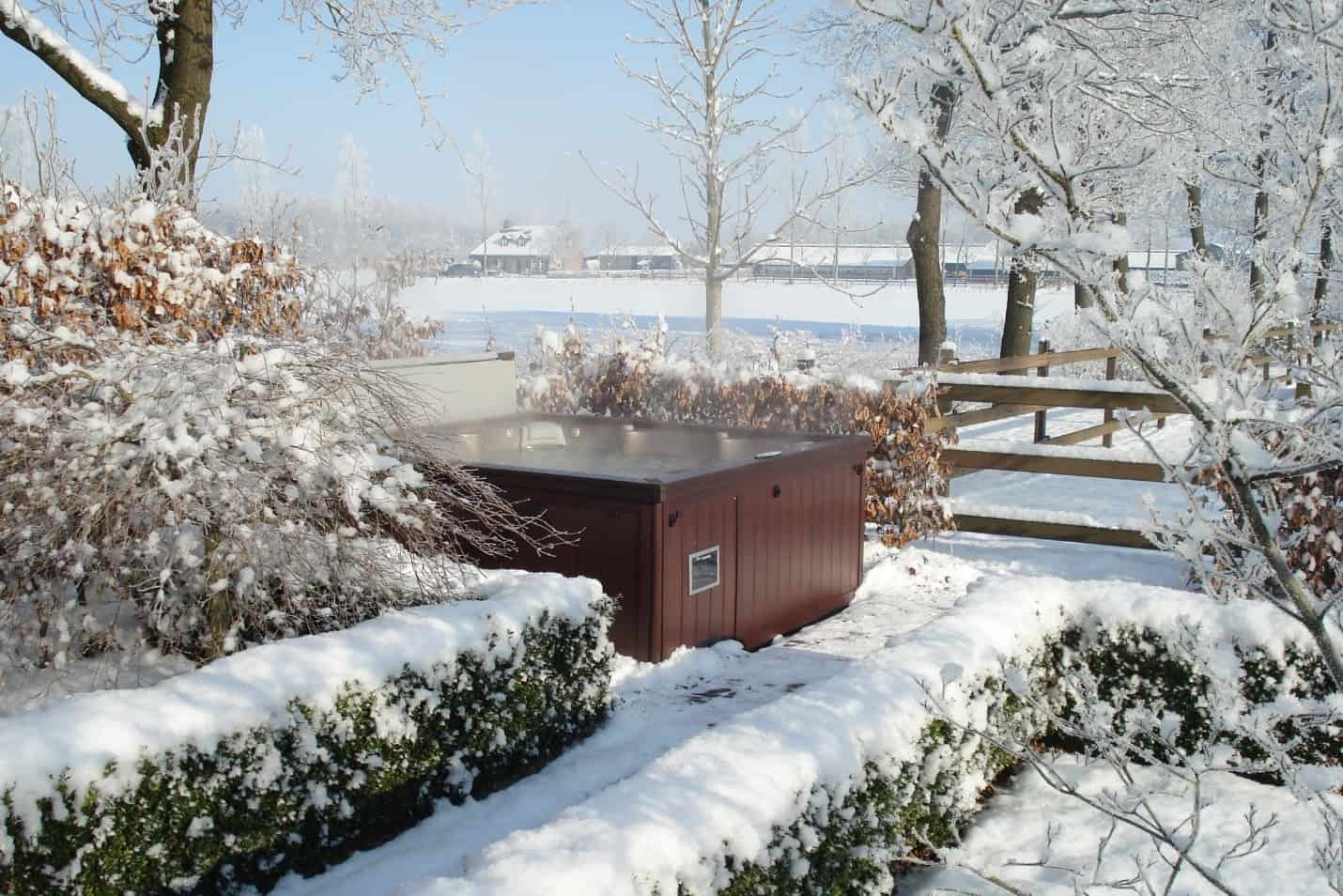 Reasons to use your outdoor hot tub in the winter - Hot tub and Swim ...